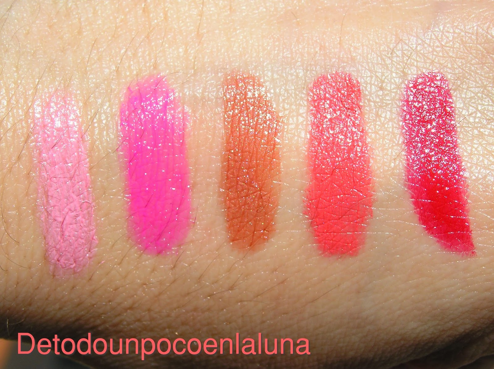 De todo un poco en la luna: Sticks labiales de Avon (Gama Colortrend)