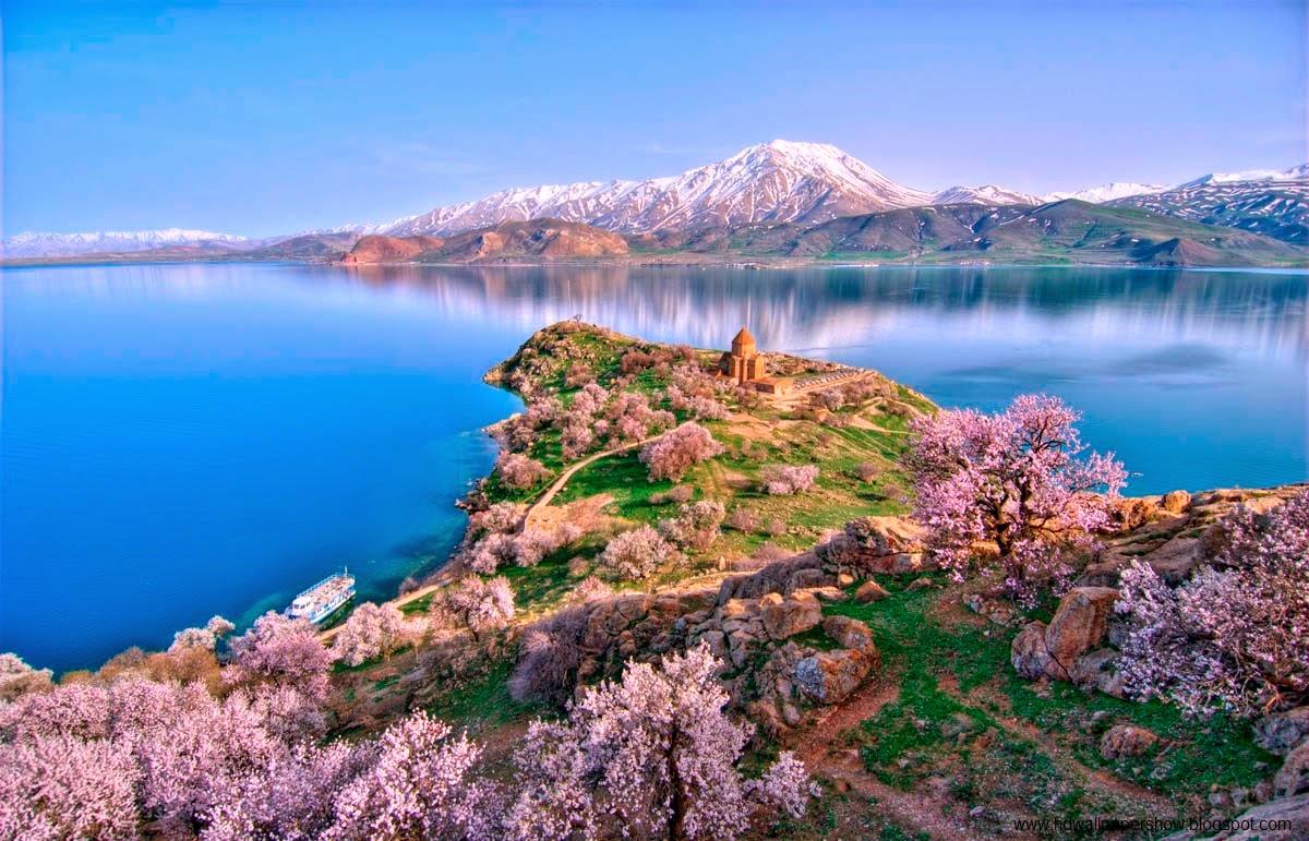 HD Wallpapers : Akhtamar Island on Lake Van an Awesome Place
