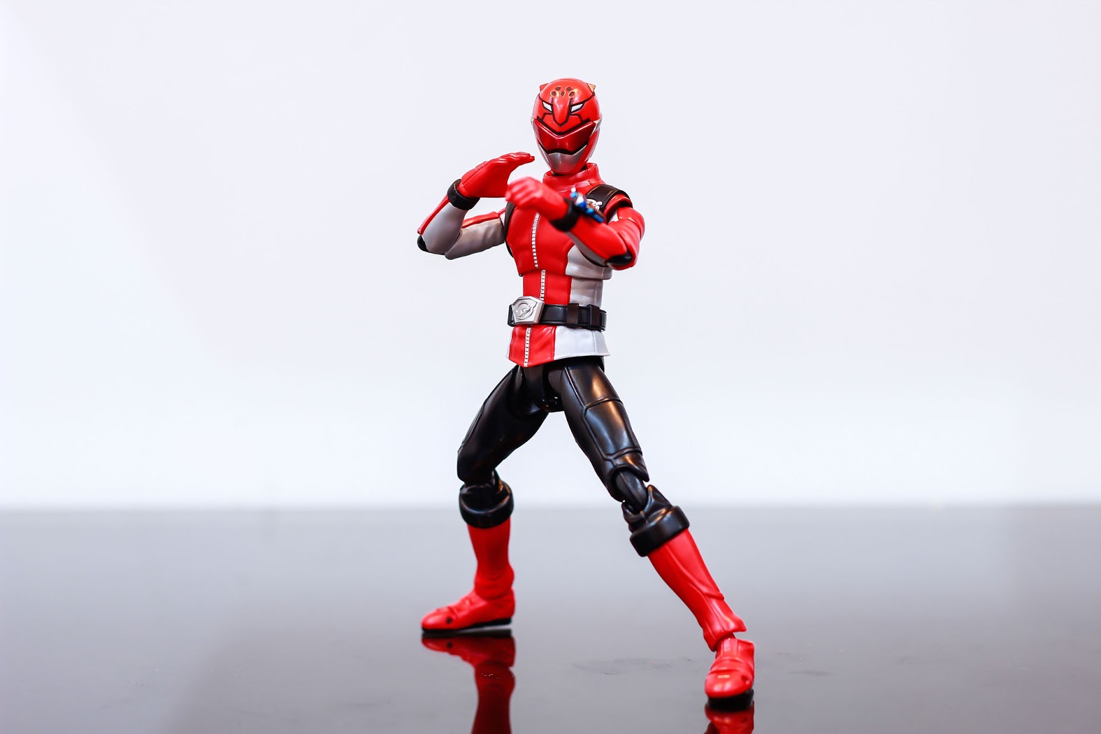 Akio's Gunpla Workshop: S.H.Figuarts Go-Buster Red