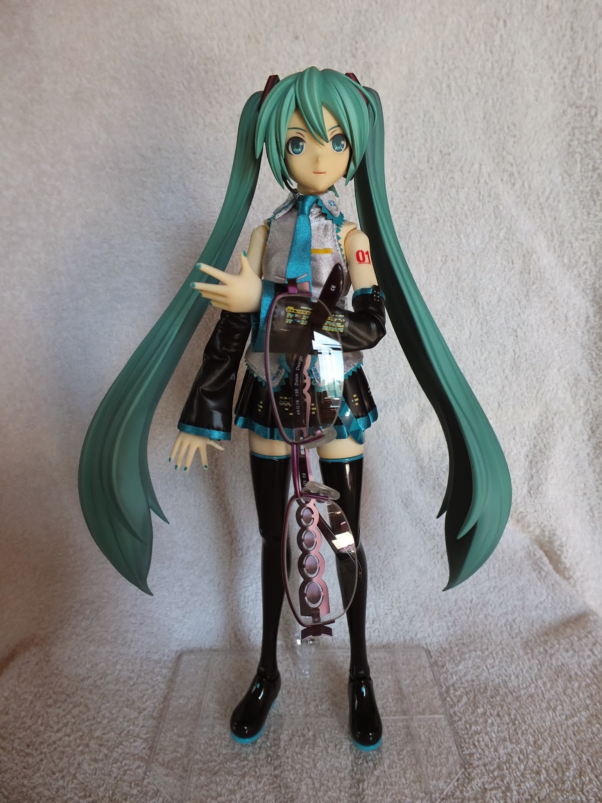 Towers of Vinyl and PVC: Real Action Heroes: Miku Hatsune Review