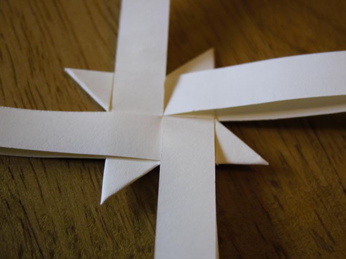 happy to make: How to make a star out of paper strips