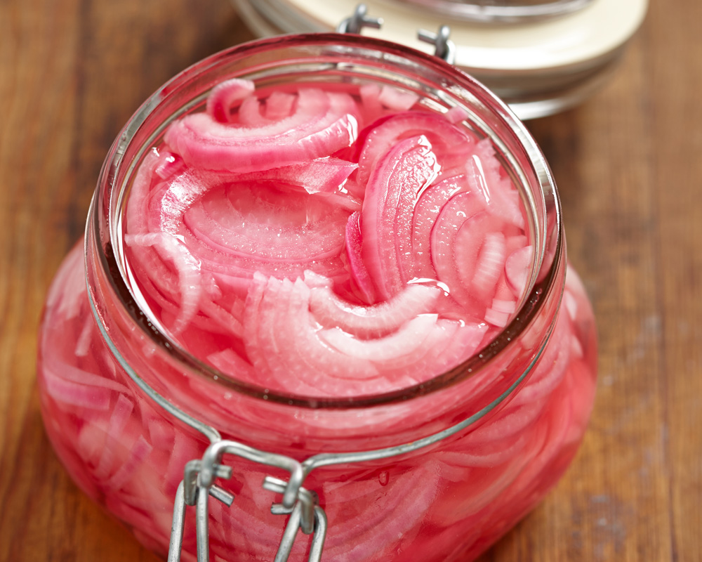 grillhooaeg on kohe käes ja erinevad lisandid grillliha juures teevad ...