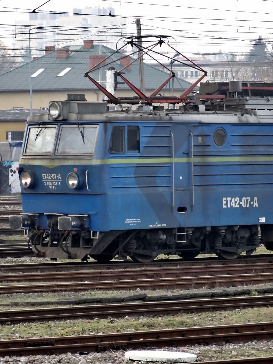 ET42-007 czyli ET42-07 na pustej stacji Kielce Herbskie | Kolejowe Kielce