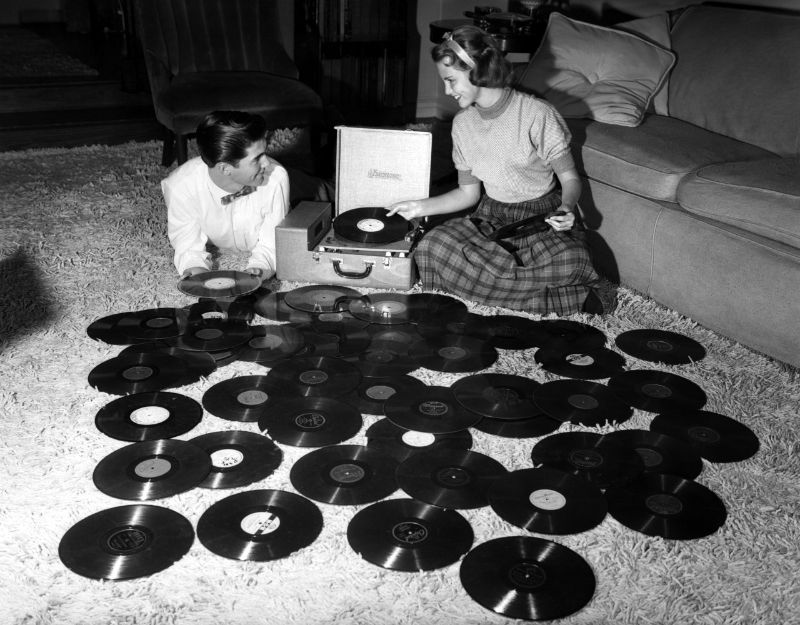 35 Cool Pics of People With Their Record Players in the 1950s ~ Vintage ...