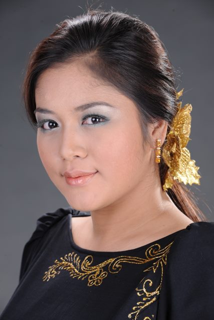 Actress Soe Myat Nandar in Burmese Fashion Dresses