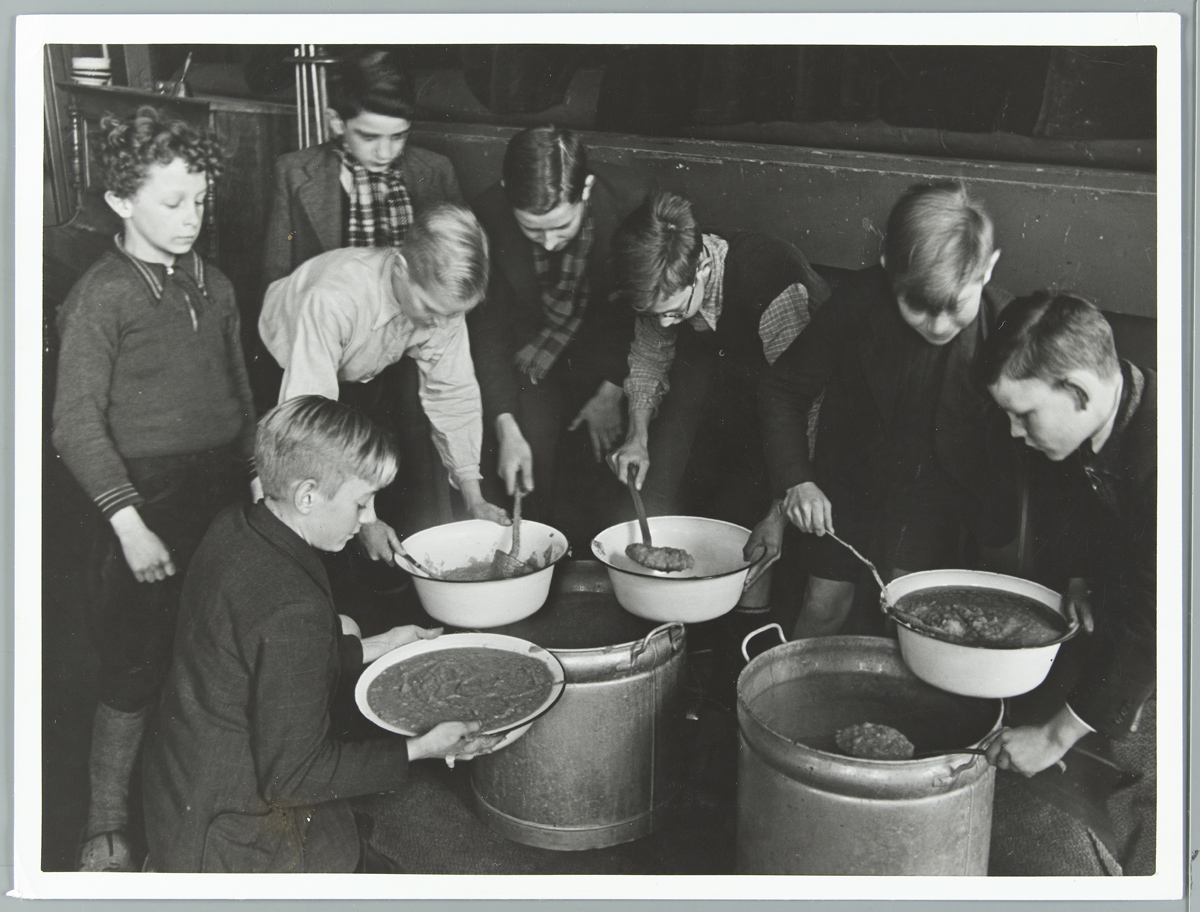 World 1900 - 1950: Dutch famine of 1944-1945 ( known as the Hongerwinter)