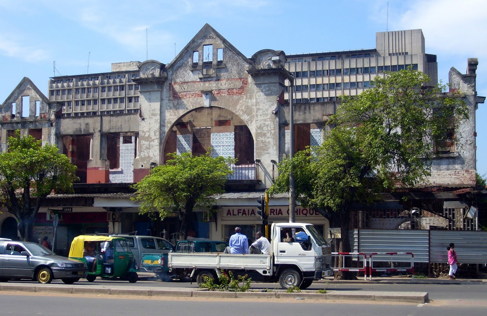 Prédio Pott - lado sul da antiga Av. da República e esquina (2/12)
