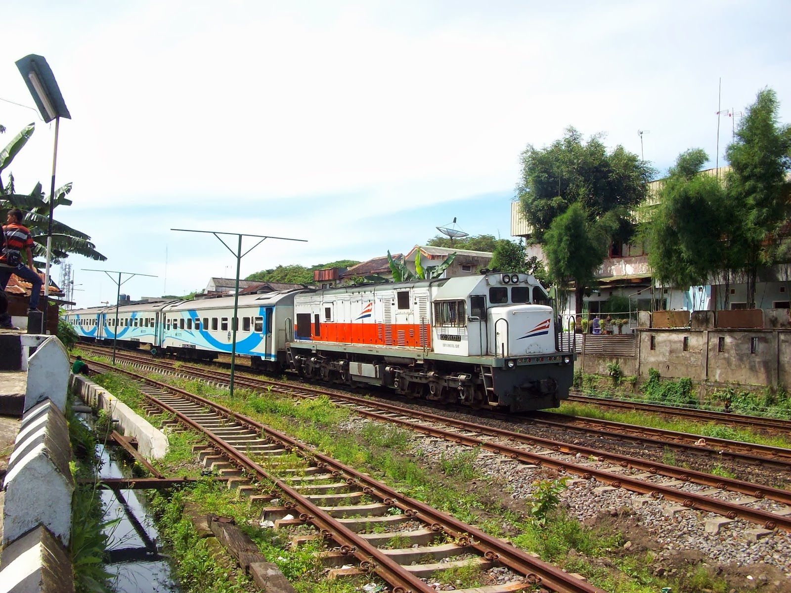 Kereta Api Indonesia: Rangkaian KA Majapahit Ekspress Langsir Stasiun ...