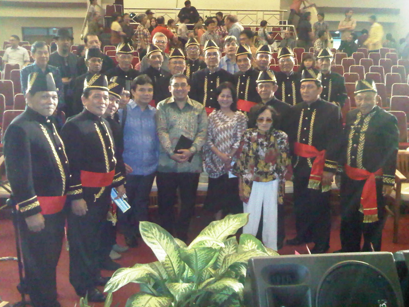 " SANGGAR NUSANTARA DOT COM " | Jakarta: Sewa Baju Adat Sulawesi Utara ...