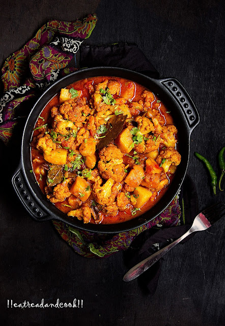 Fulkopi Chingrir Torkari / Bengali Style Cauliflower and Prawns Curry