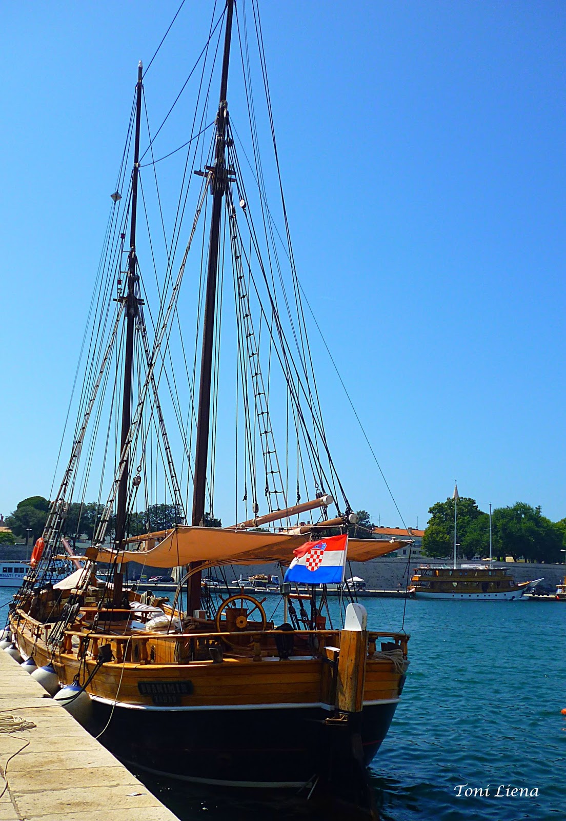 Hrvatski Pjesnici: ZVONIMIROVA LAĐA