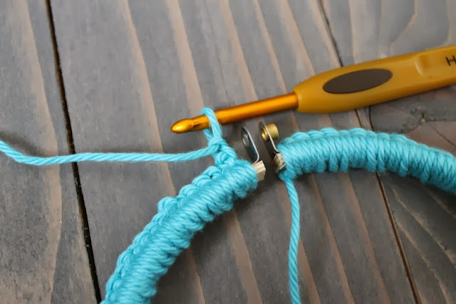 Sew Chatty: {Crochet Embroidery Hoop TUTORIAL}