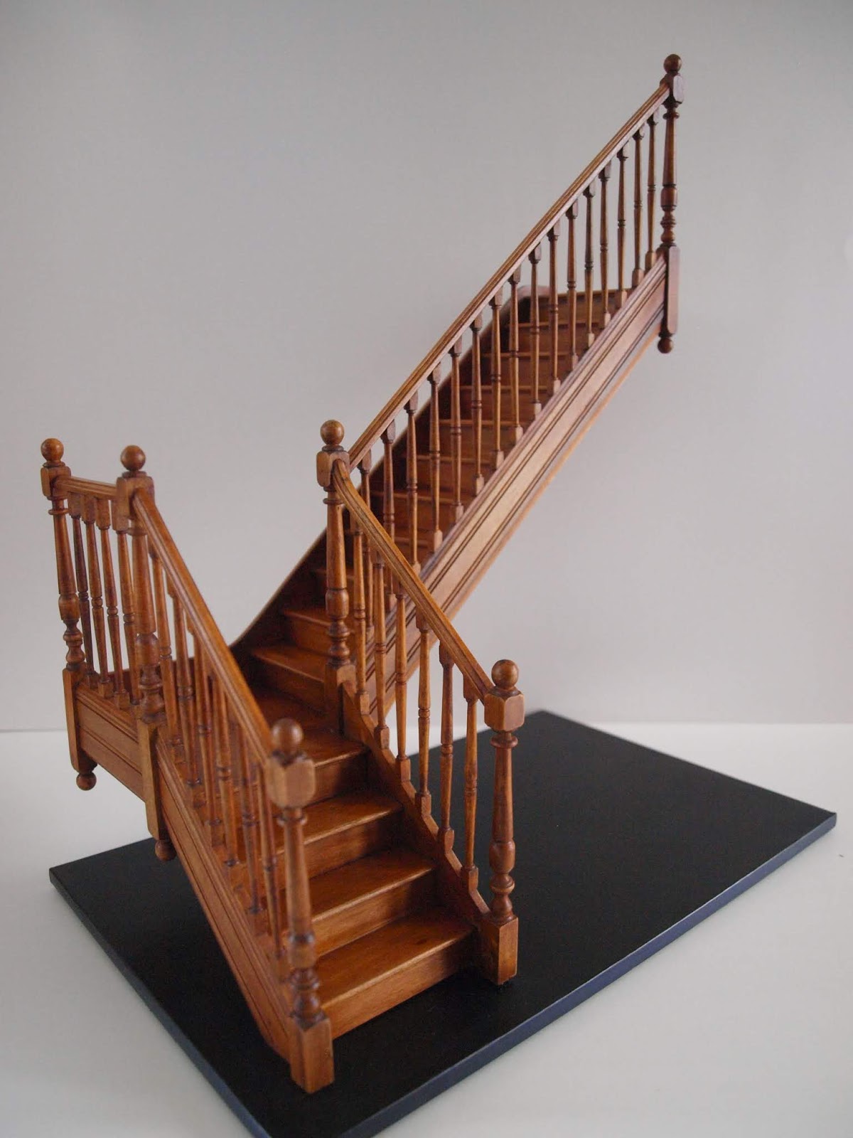 LE MONDE EN MINIATURE: LES ESCALIERS