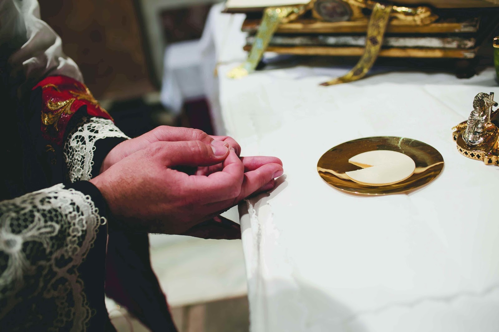 New Liturgical Movement: “The Fingers that Hold God”: The Priestly ...