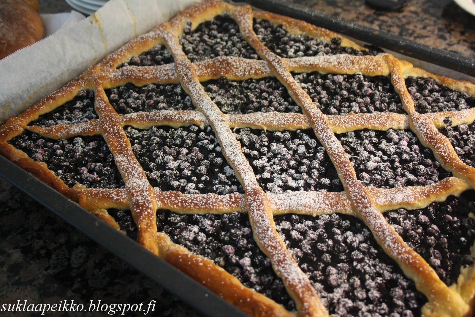 Suklaapeikon keittiössä: Pullapohjainen mustikkapiirakka