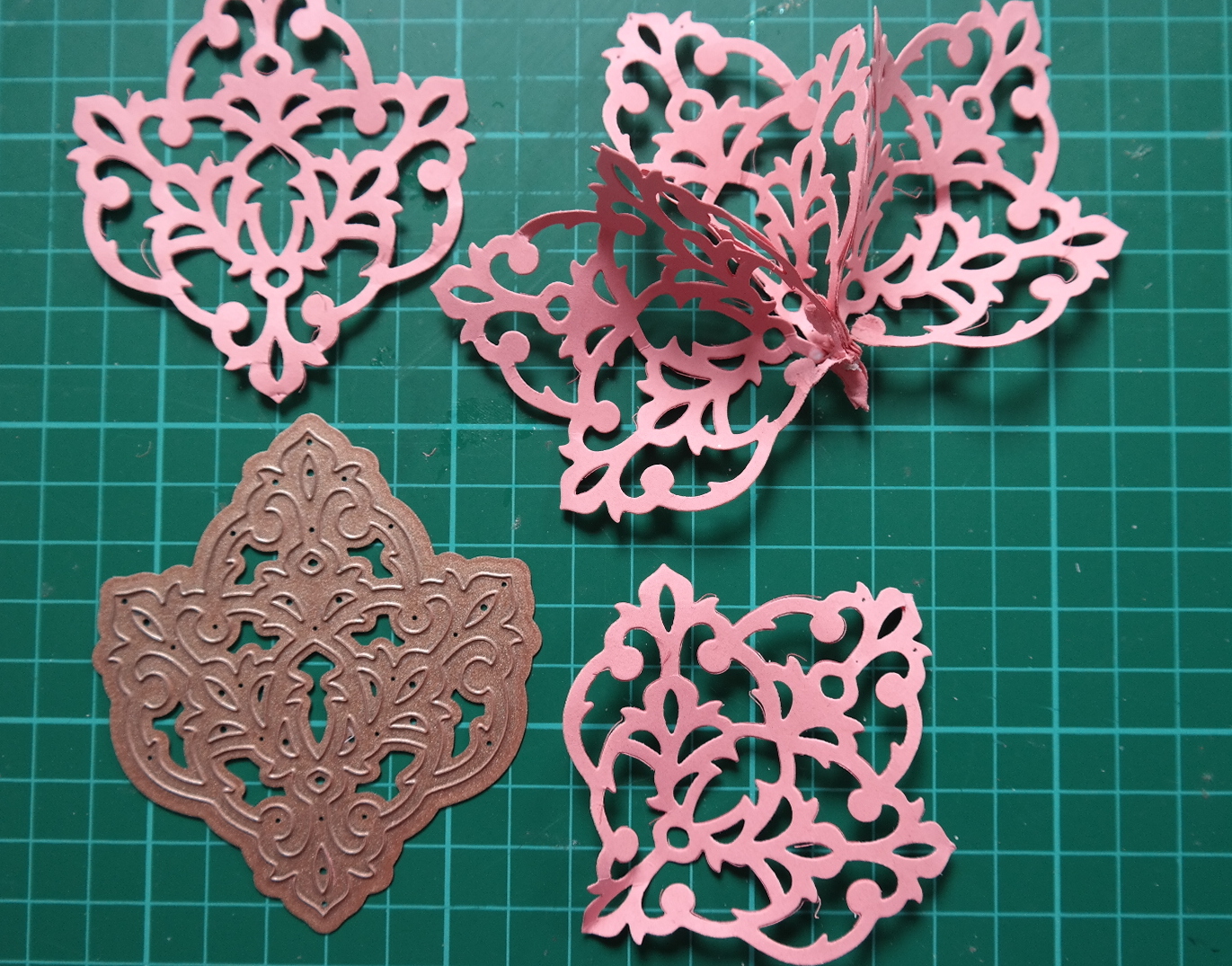 Flowers, Ribbons and Pearls: Tuesday Tutorial - Damask Accents & Motifs