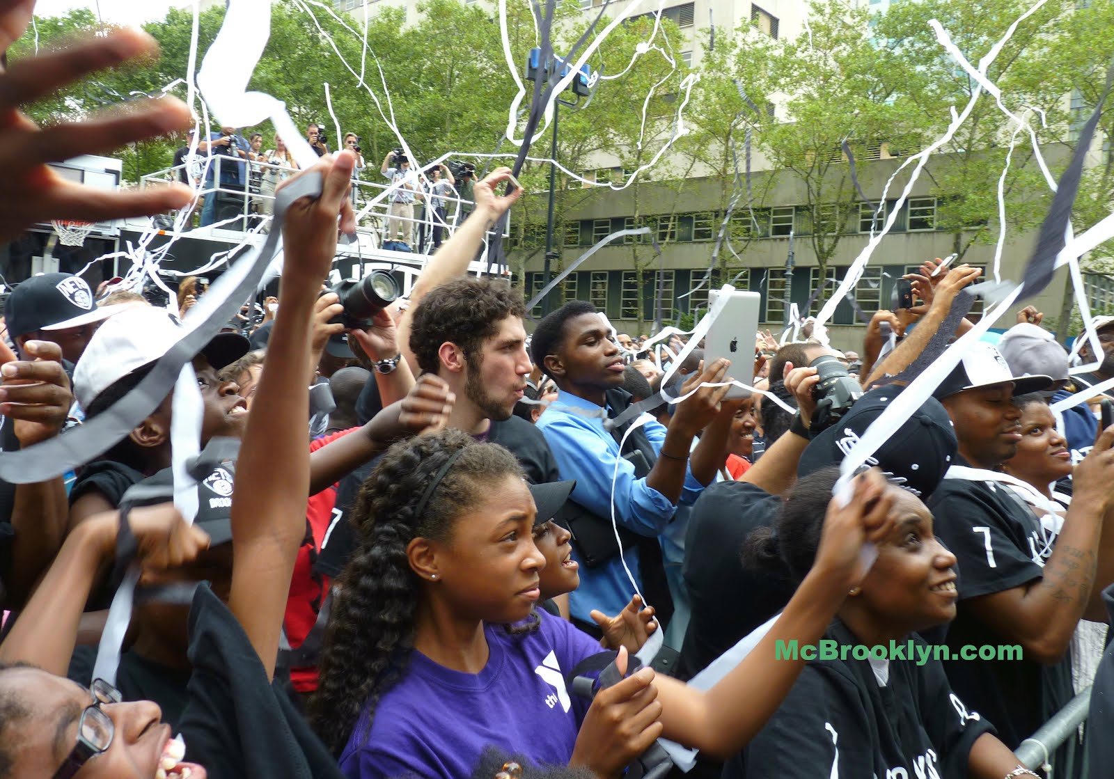 mcbrooklyn: Brooklyn Nets Party at Borough Hall Quite a Scene