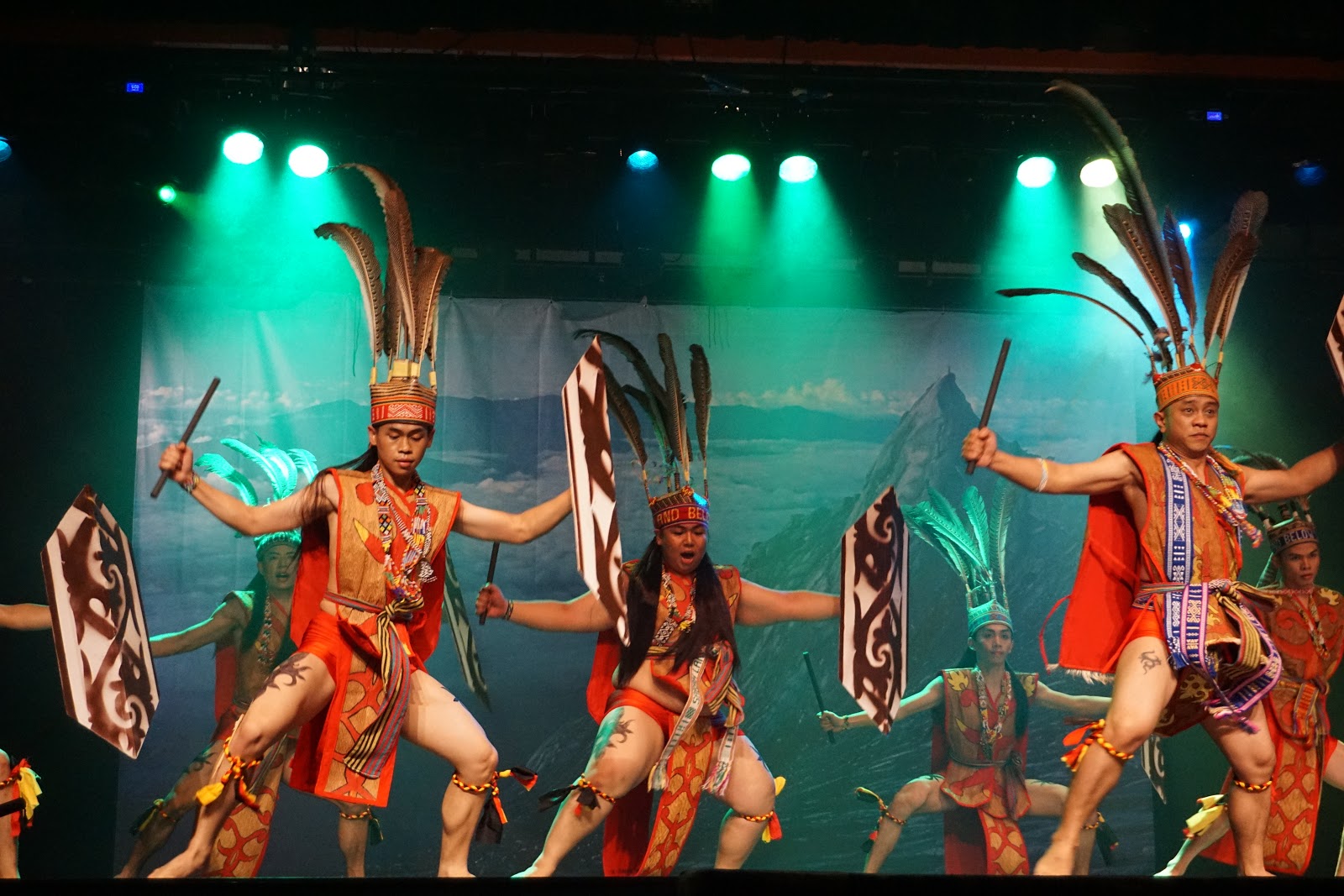 PERSEMBAHAN TARIAN ETNIK SABAH TITIK MENGALAI SEMPENA PANGGUNG SENI ...