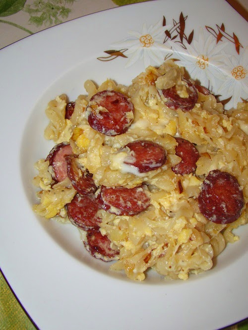 Cristina's world: Paste prajite cu carnacior, ou si cascaval