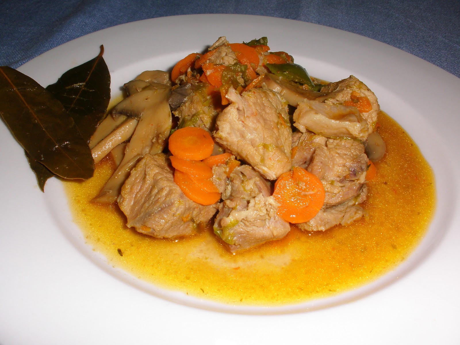 Come to cook: Xoιρινο με καροτα στη χυτρα