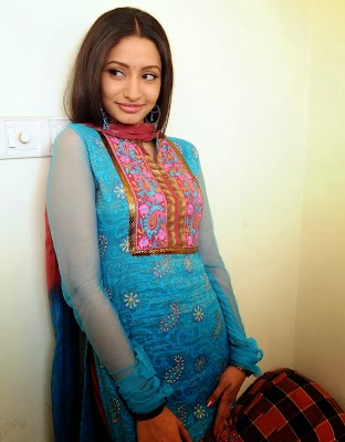 Anita Galler Candid Photoshoot HQ Pics At 'Maro Charitra' Telugu Movie ...