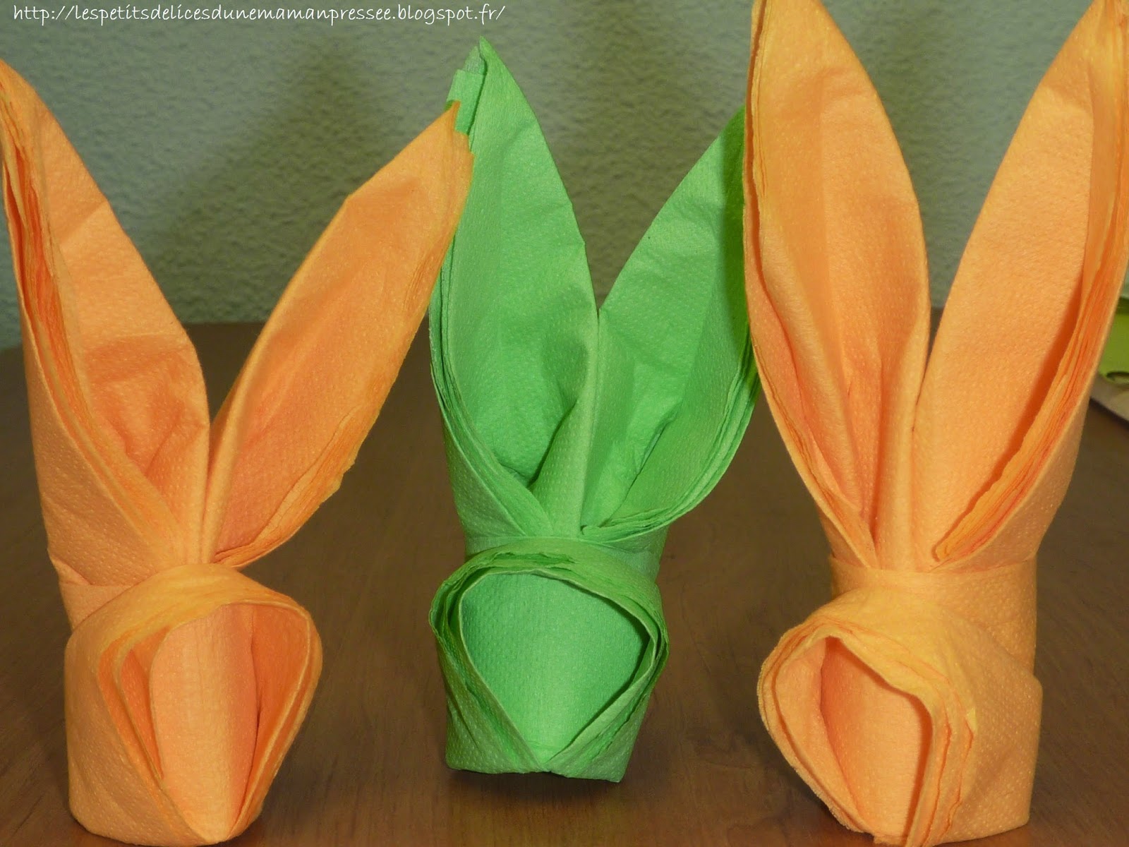 LES PETITS DELICES D'UNE MAMAN PRESSEE: PÂQUES : PLIAGE DE SERVIETTE LAPIN