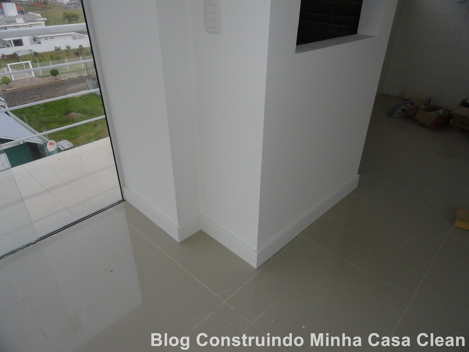 A Casa Quase Pronta com Rodapés e Porta da Escada!!! | Construindo ...