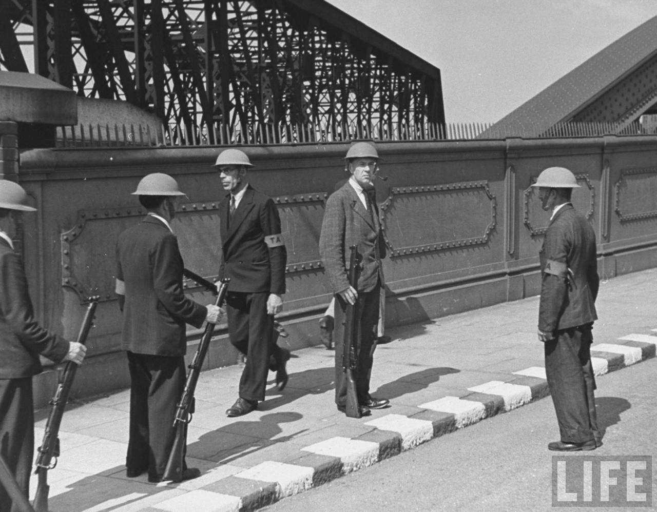 21 Amazing Vintage Photographs That Show Evacuees the Measures Being ...