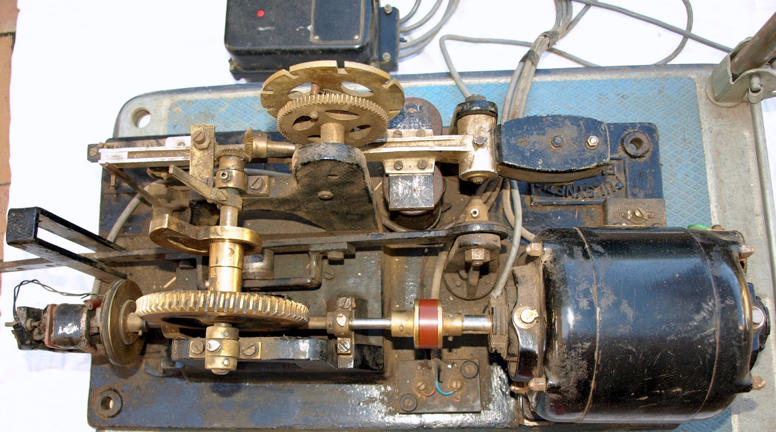 The Gents' 'Pulsynetic' Waiting Train Electric Turret Clock Movement ...