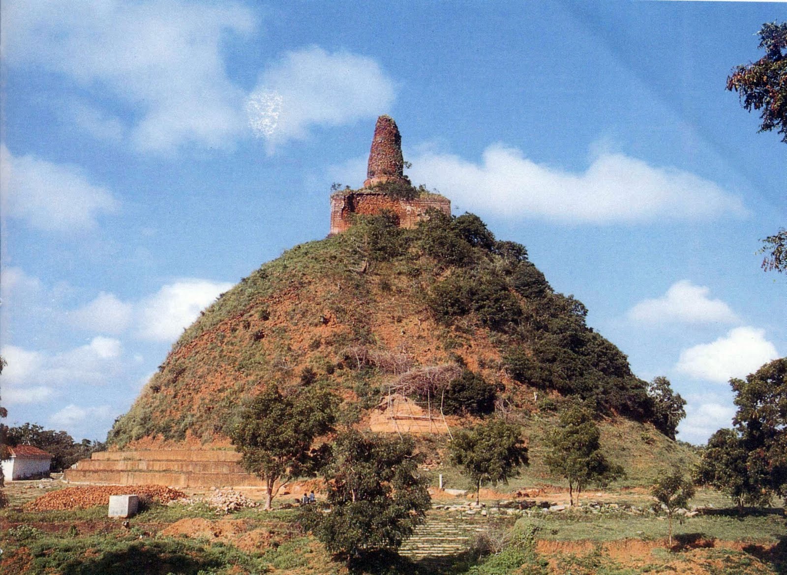 Ruins in Sri Lanka: Ancient Stupa Abayagiriya and Ruwanwalisaya