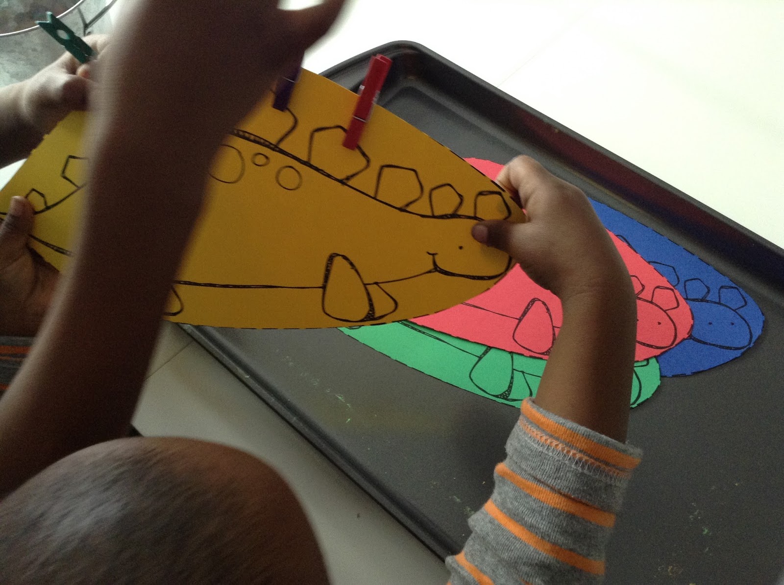 TeacherMomPlus3: Tot-School Day 3 'Dinosaur' Fine Motor Activity
