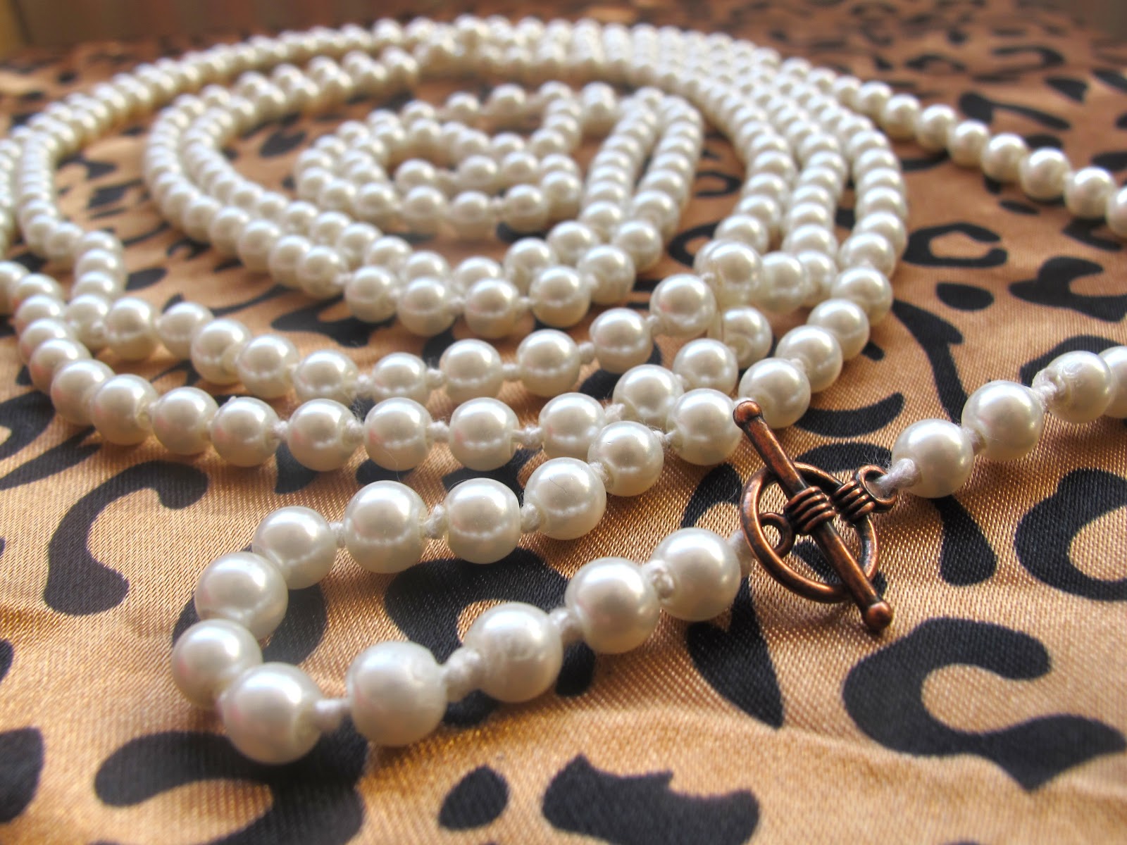 Moois van ' M(i)e': DIY - geknoopte parelketting