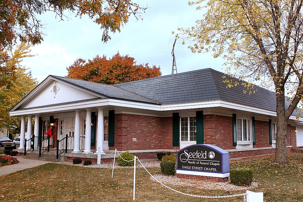 AHMADIYYA MOSQUE: Qamar Mosque - Oshkosh Wisconsin USA