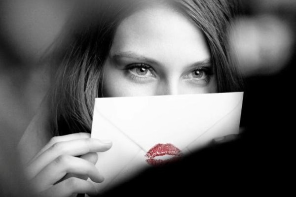 Send a virtual kiss Burberry! | FASHIONANDTRENDZSCANS