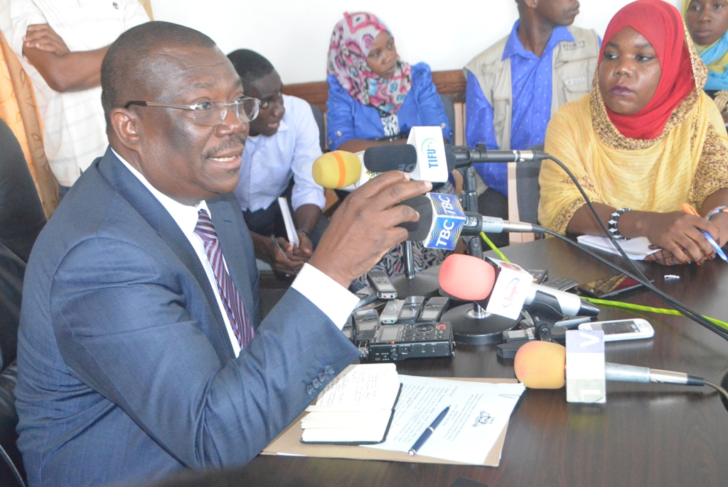 MATUKIO @ MICHUZI BLOG: WAZIRI WA FEDHA ZANZIBAR AZUNGUMZA NA WAANDISHI LEO.