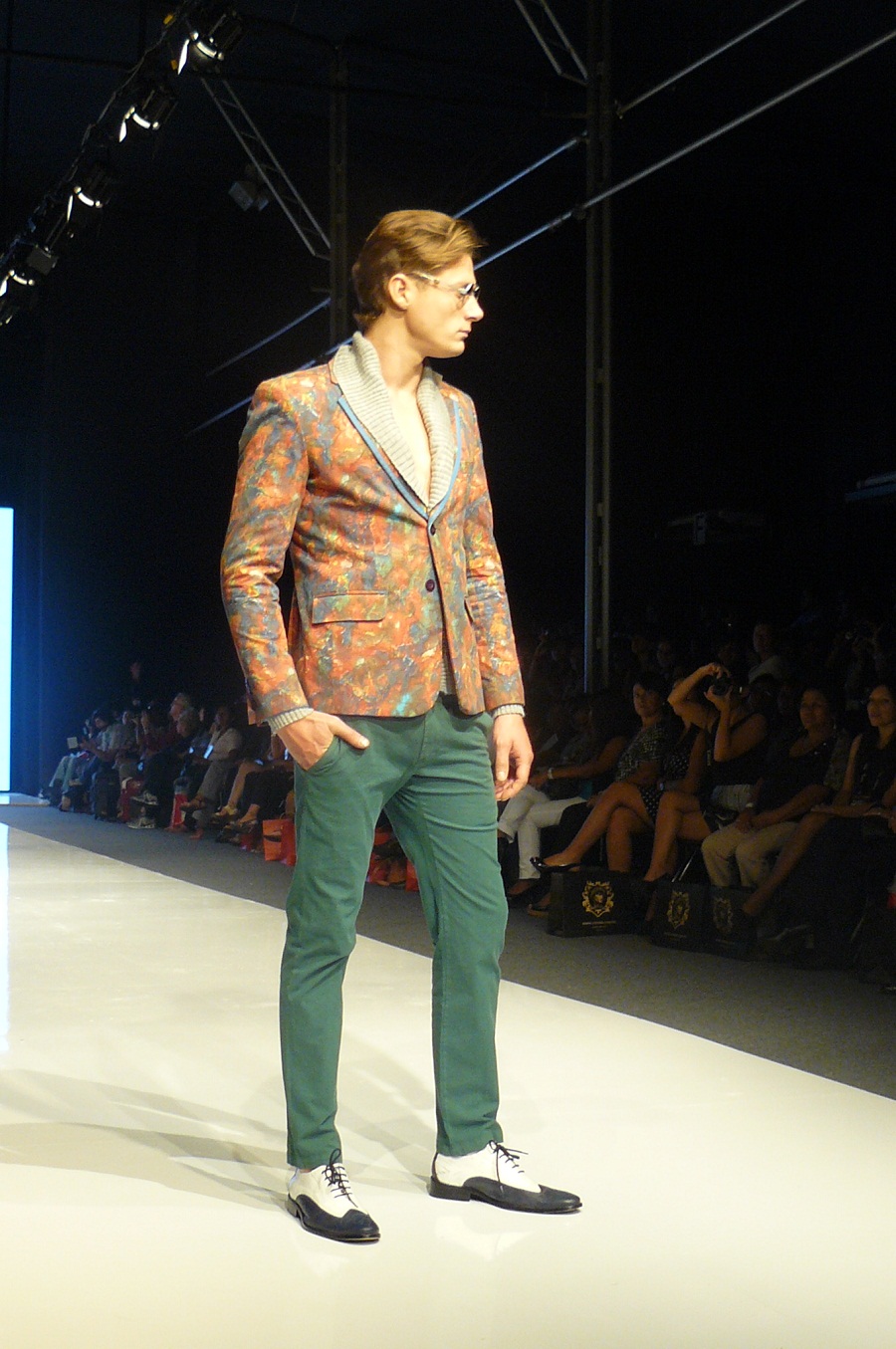 Bonita Facha: ADONIS: Ropa para hombres modernos, únicos y urbanos