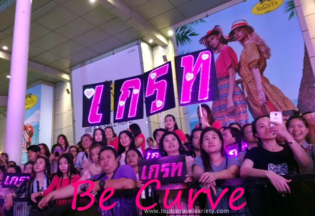 Toptotravel: อะไรจะเกิดขึ้น! ฉีกชงดื่ม รสสตรอเบอรี Be curve