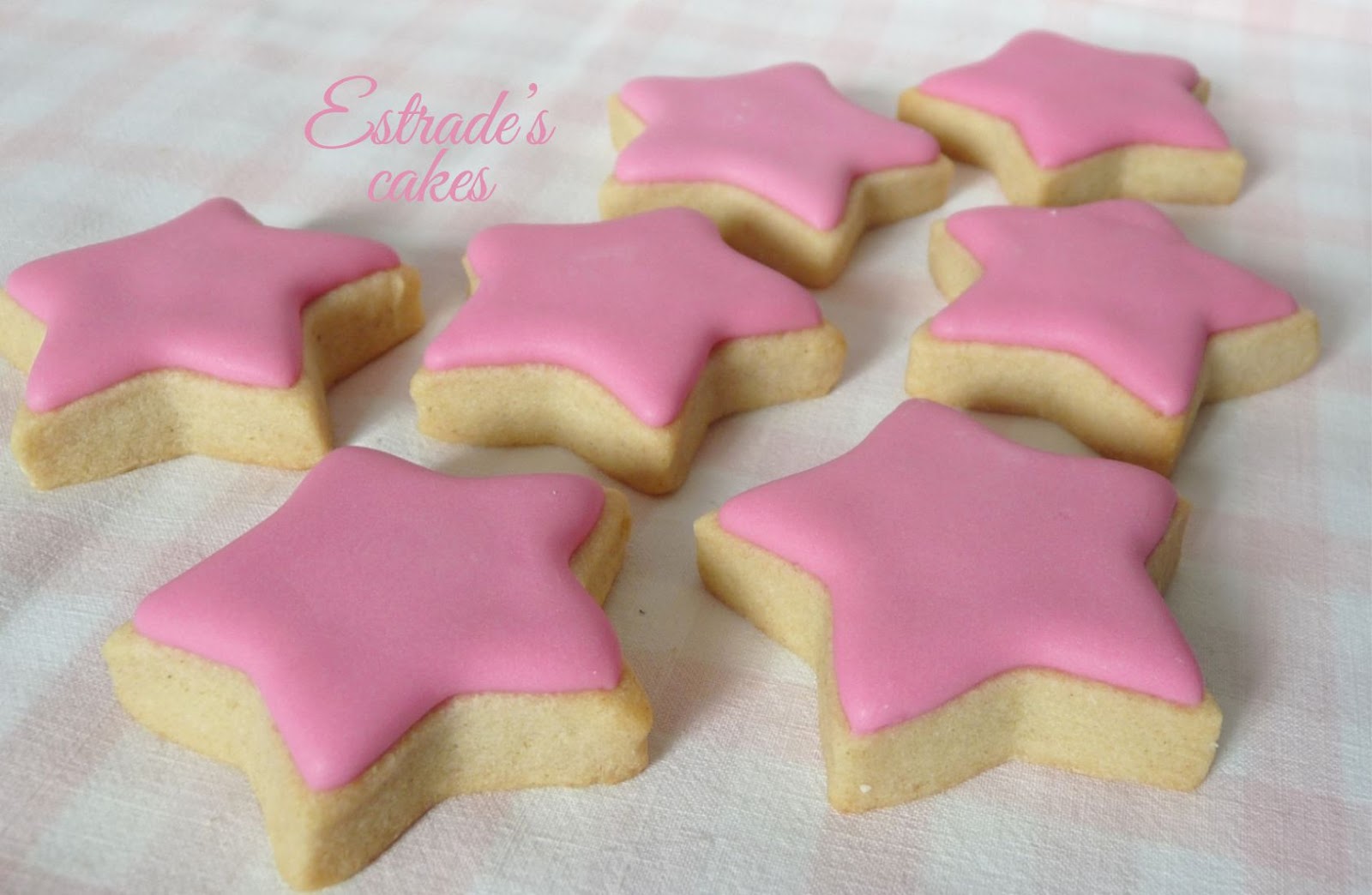 Estrade's cakes: GALLETAS SENCILLAS CON GLASA ROSA