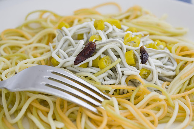e-cocinablog: ensalada templada de pasta con gulas y guindillas
