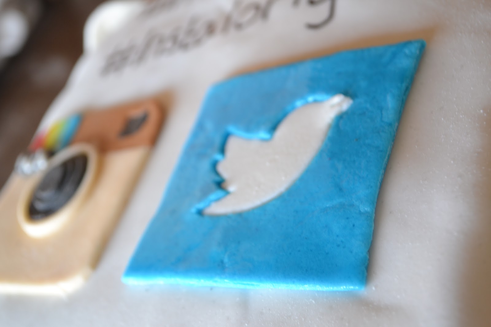 Deezert: Twitter, Instagram and Cake