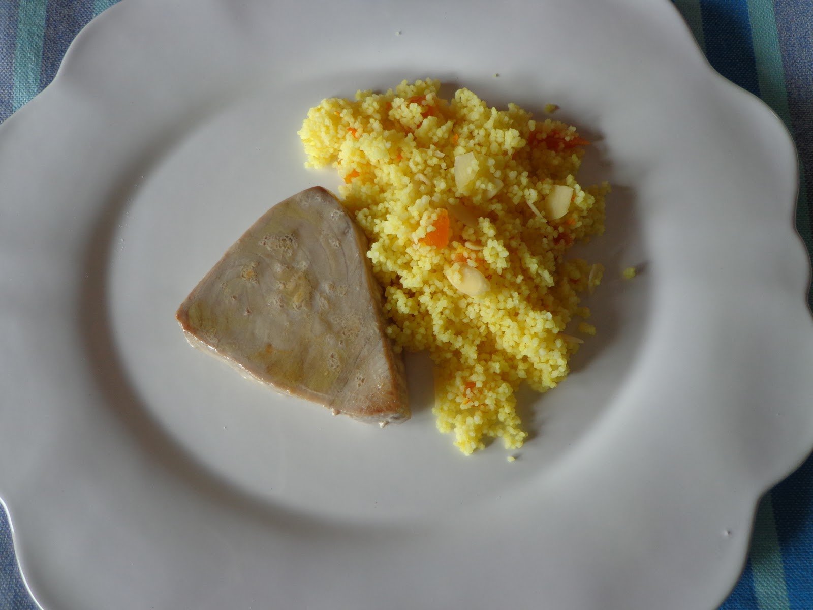 Prato Caseiro: Atum grelhado com molho chimichurri com cuscuz de laranja