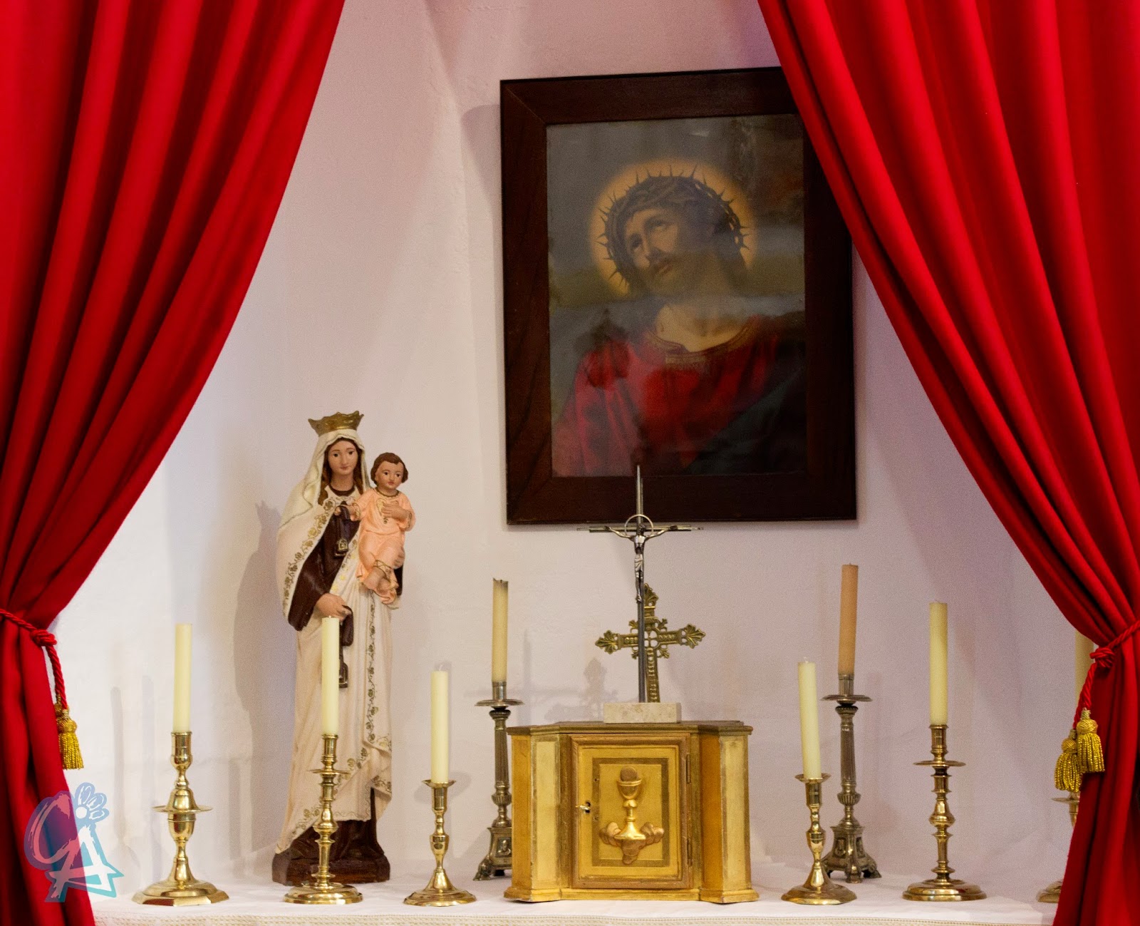 EN UNA PEQUEÑA ERMITA.