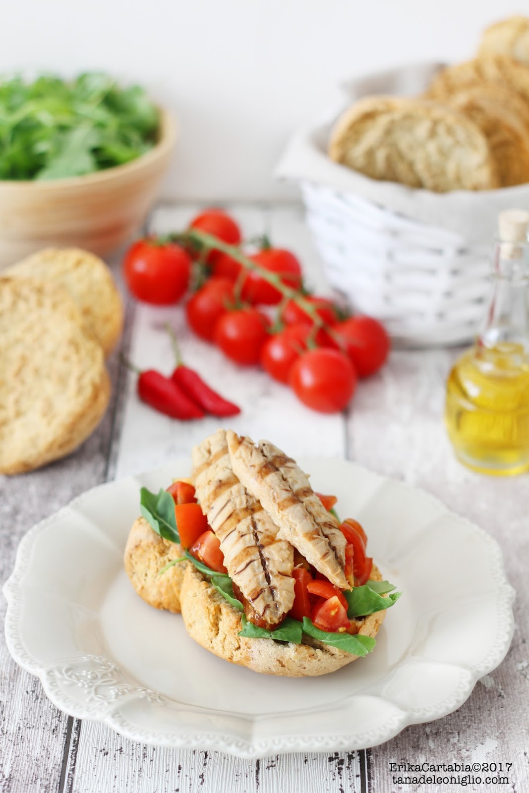 Friselle con rucola, pomodoro, peperoncino e sgombro grigliato | La ...