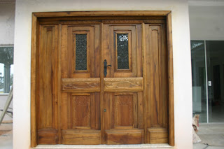 IB. Arte: porta colonial e entalhadas