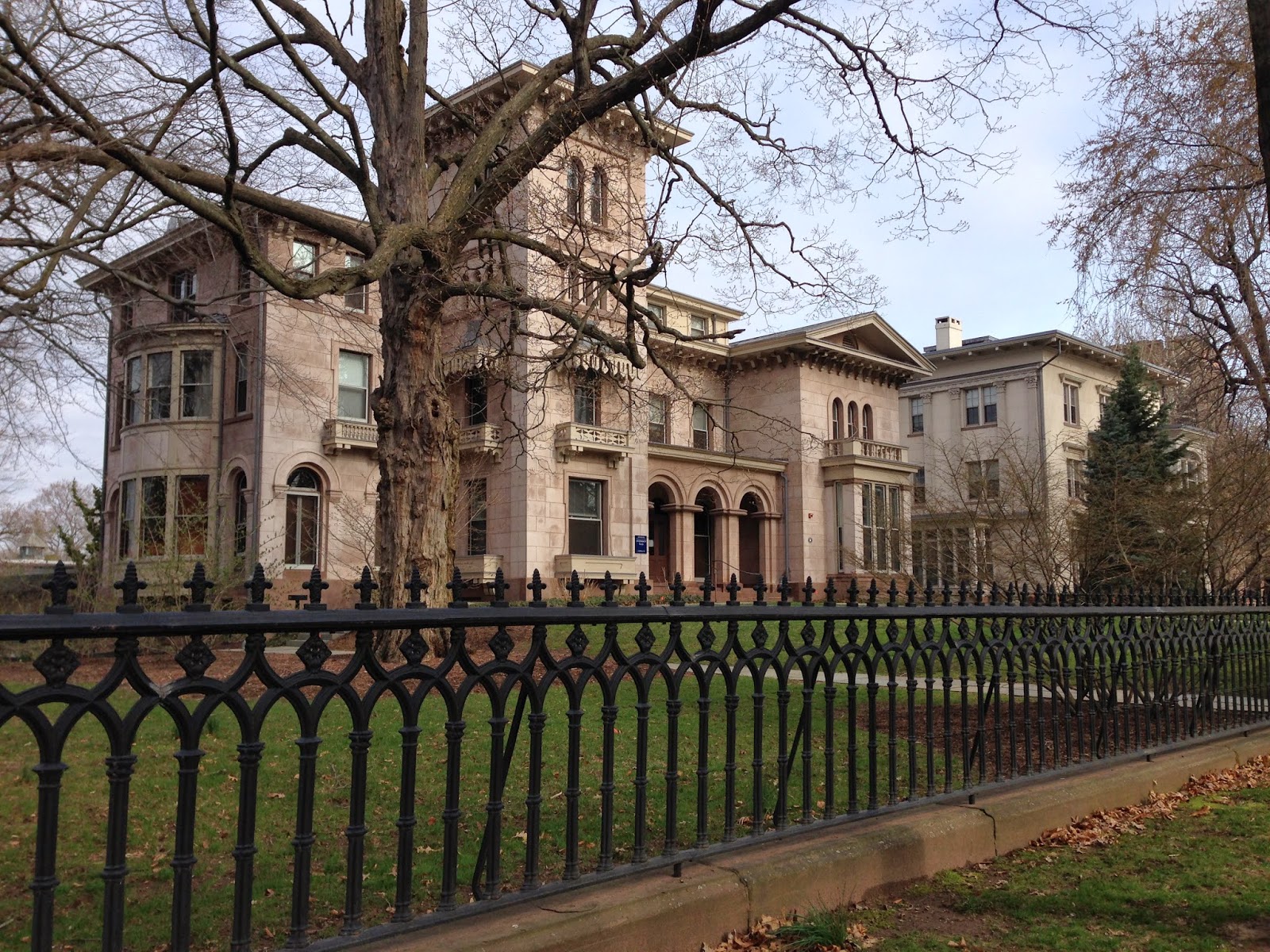 Walking tour of Yale