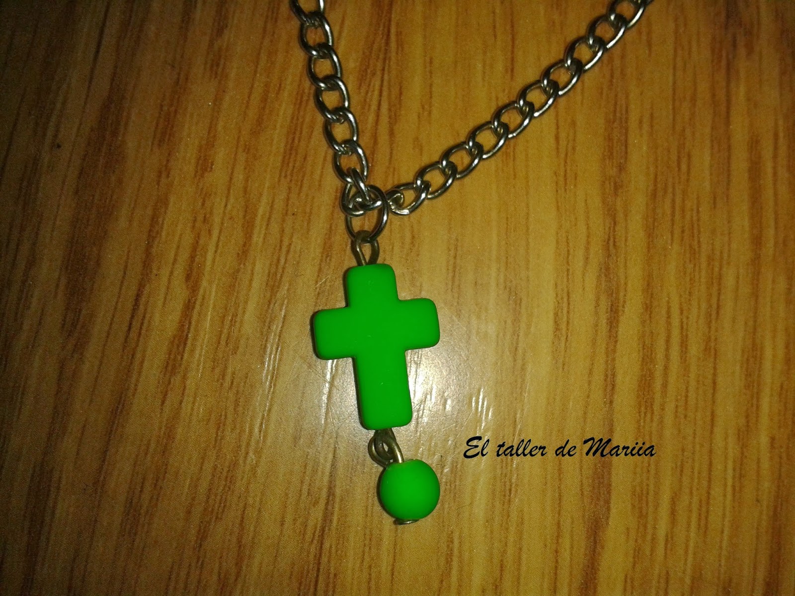 El taller de Mariia: Collar largo de cruz verde neón