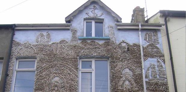 The House is Covered with Clamshell Sold for 120,000 Pounds - Abr Home ...