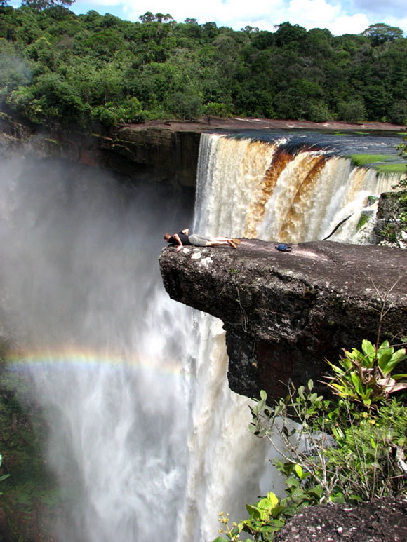 THE WORLD GEOGRAPHY: 10 Spectacular Overhanging Rocks