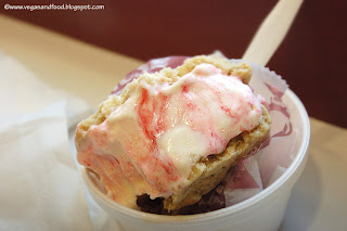 $1.50 ice cream sammies at Diddy Riese cookies in Westwood - Vegas and Food