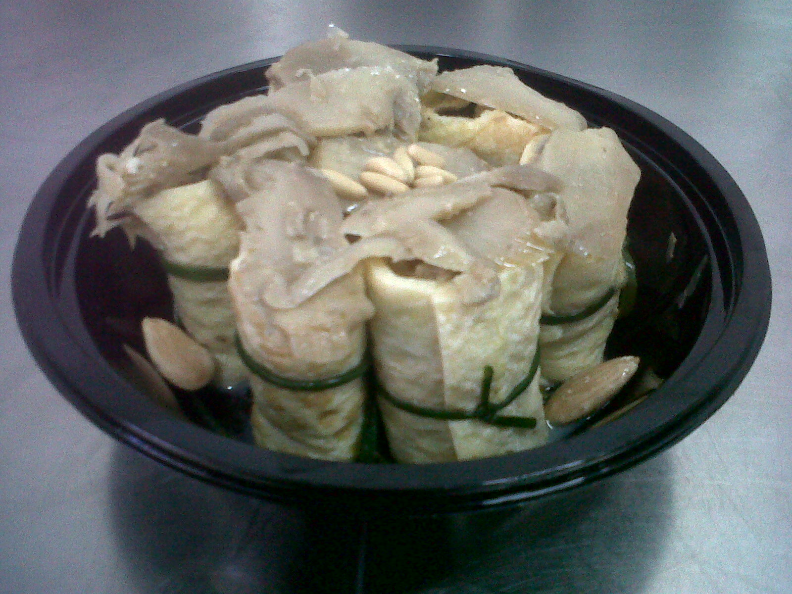 Piononos de setas confitadas con vinagreta de frutos secos